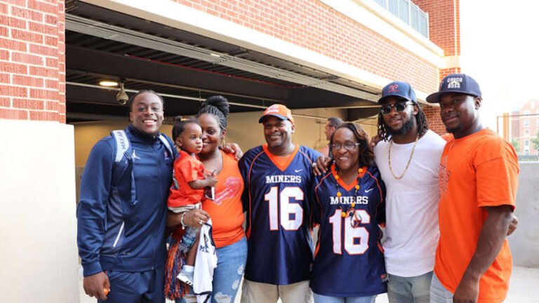 Meet Aaron Jones' Girlfriend Crystal Molina (Bio, Wiki)